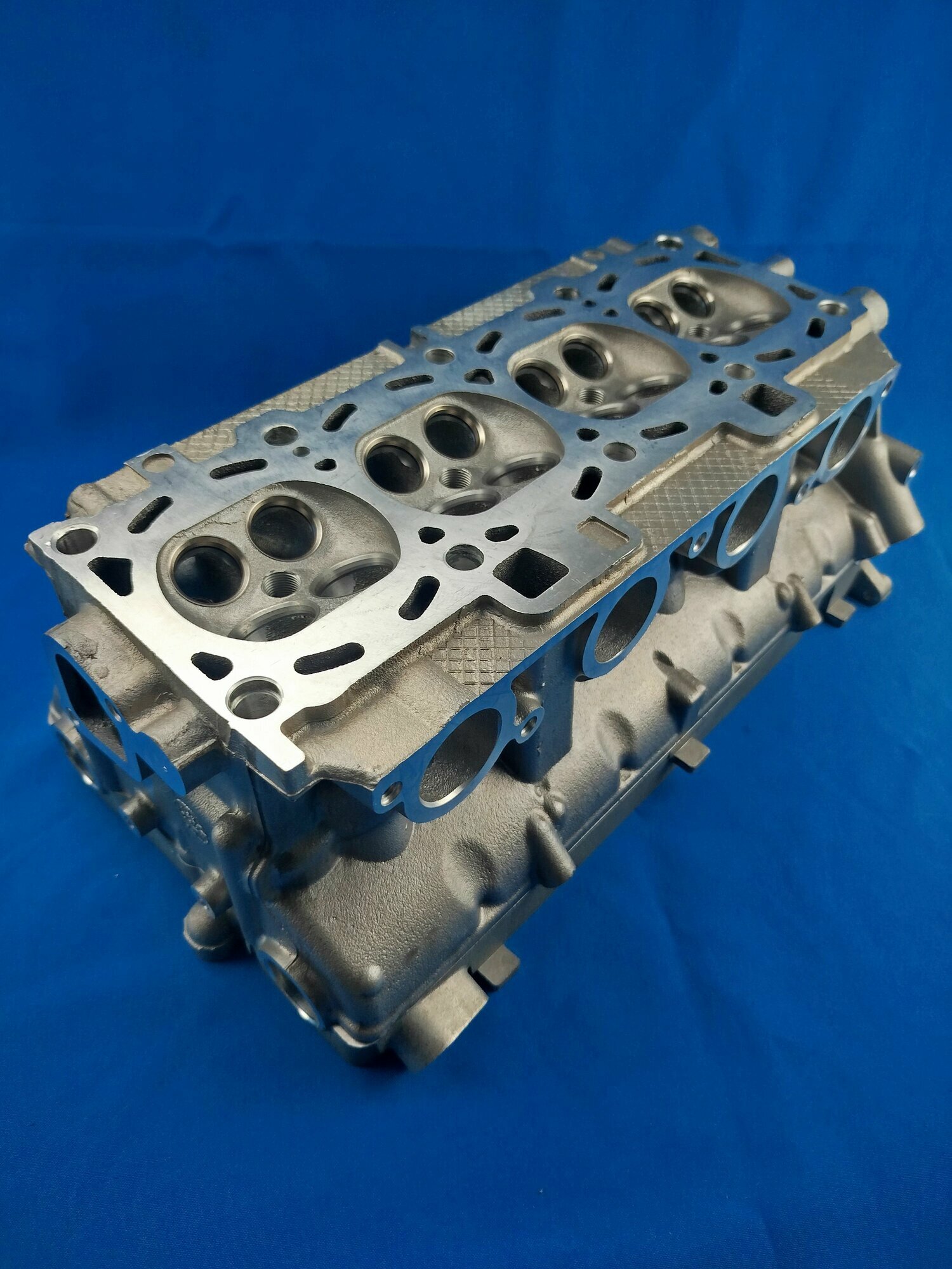 Головка блока цилиндров "ВАЗ" для автомобилей Веста, X-Ray 1.8л без шпилек в сборе (дв.21176)