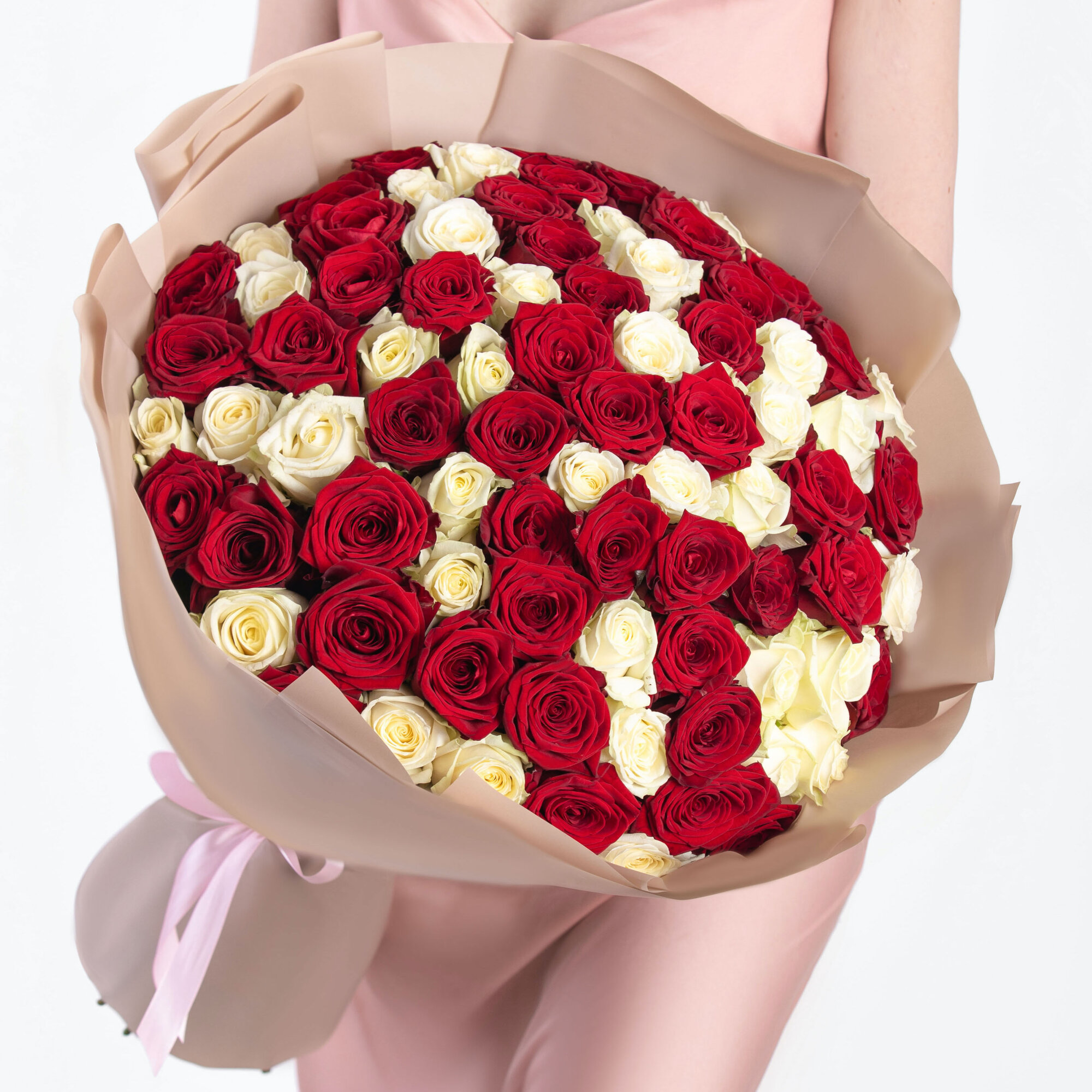 Букет Мегацвет24 "Ред Наоми" и "Аваланж", 101 роза, высота 50см, белый/красный, под лентой