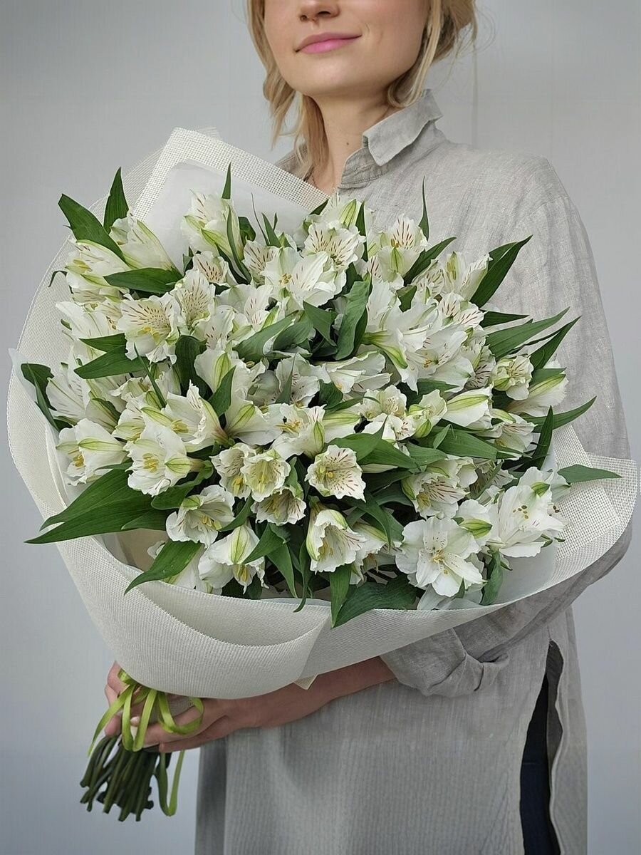 Букет из 19 белых альстромерий