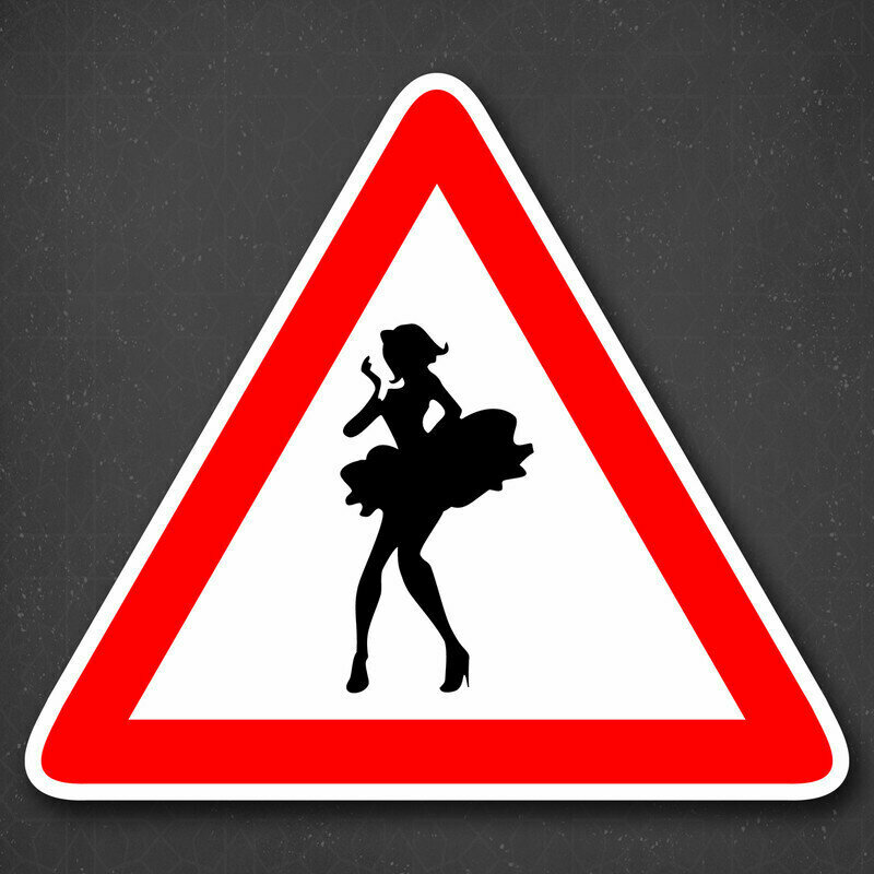 Наклейка на авто "Треугольный знак - девушка в машине" 21x19 см