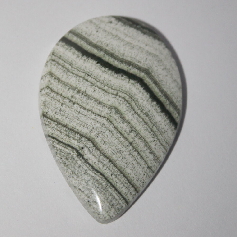 Коллекционный кабошон скарн кабошон, 45х30х3 мм, Дальний Восток, «True Stones»