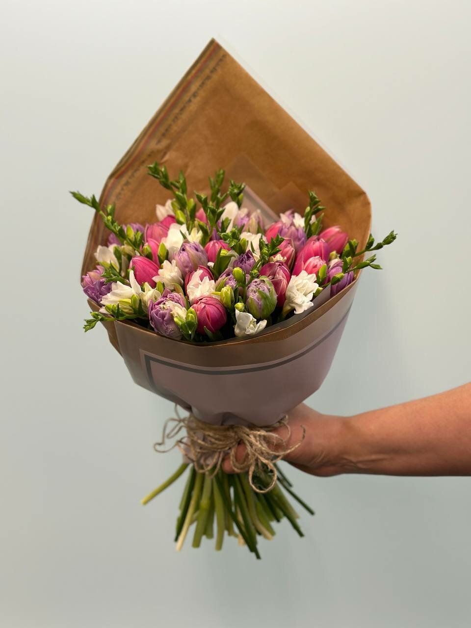 Букет wowflo "Теплые мгновения", тюльпаны, фрезии, 41 цветок, высота 35 см