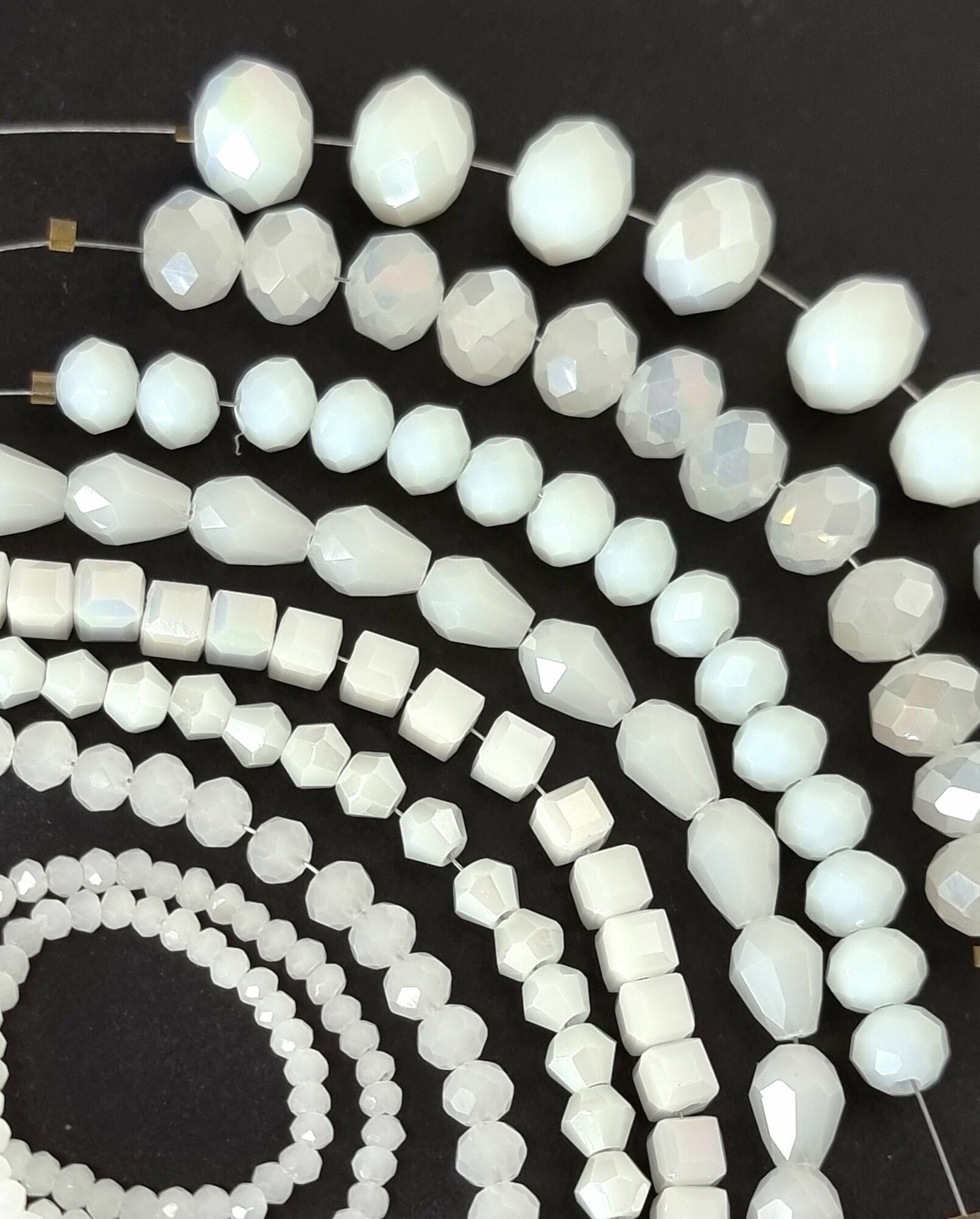 Стеклянные бусины " Белоснежный блеск". 2-10мм. 235 шт.