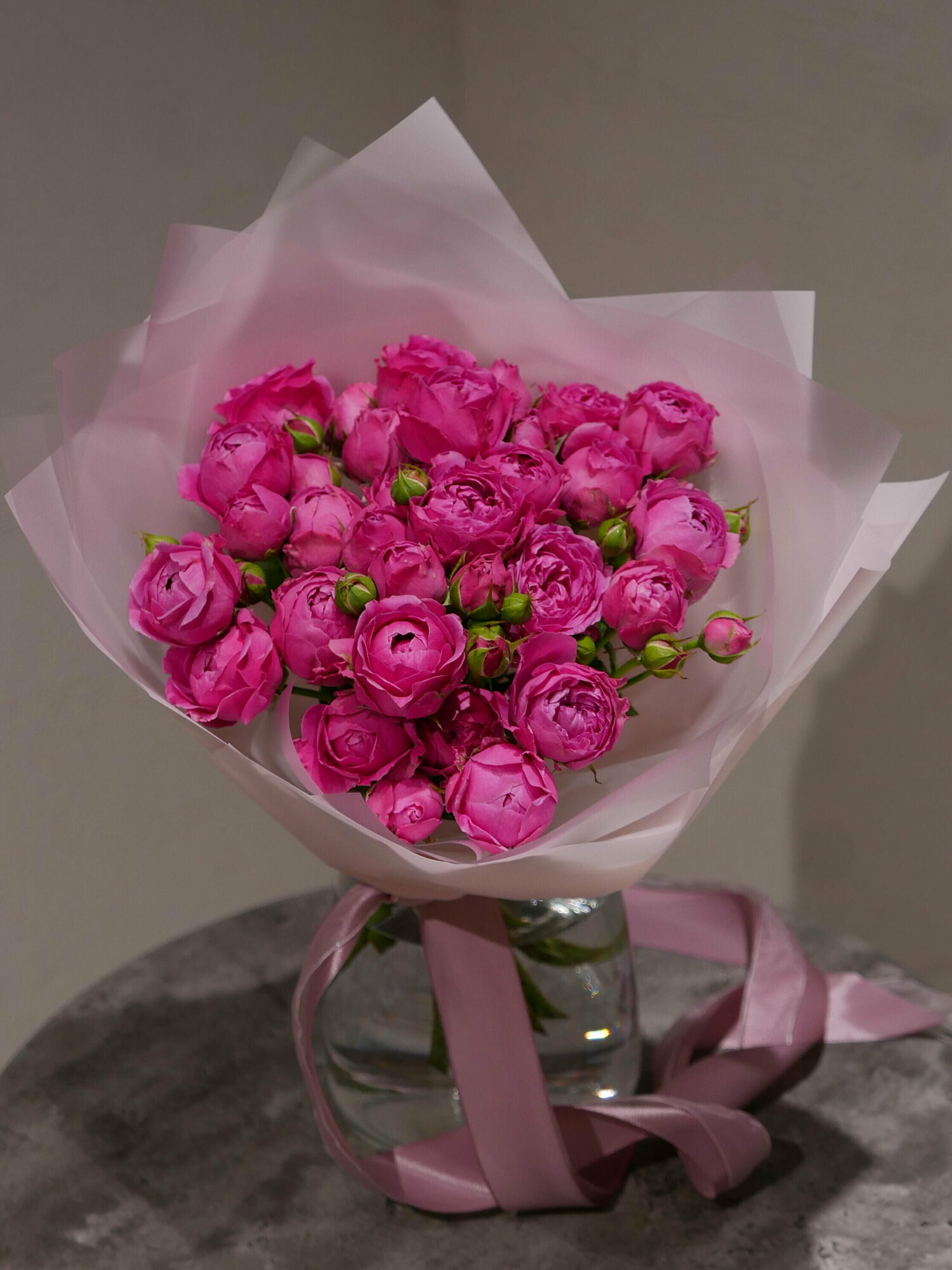 Монобукет из 7 кустовых роз Мисти баблс от студии цветов клумба. москва