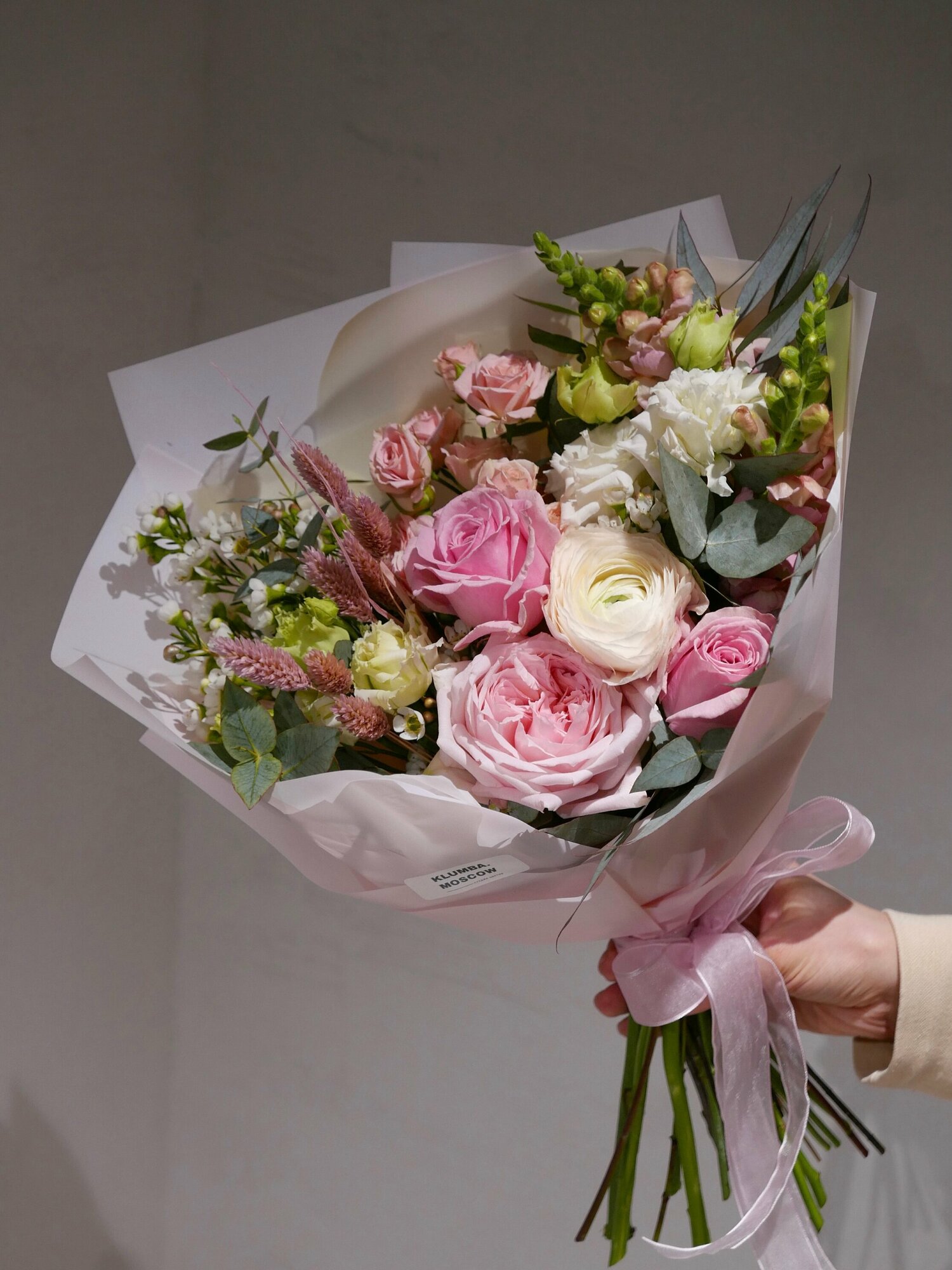 Букет из роз и фалариса от студии цветов klumba.moscow, аквабокс