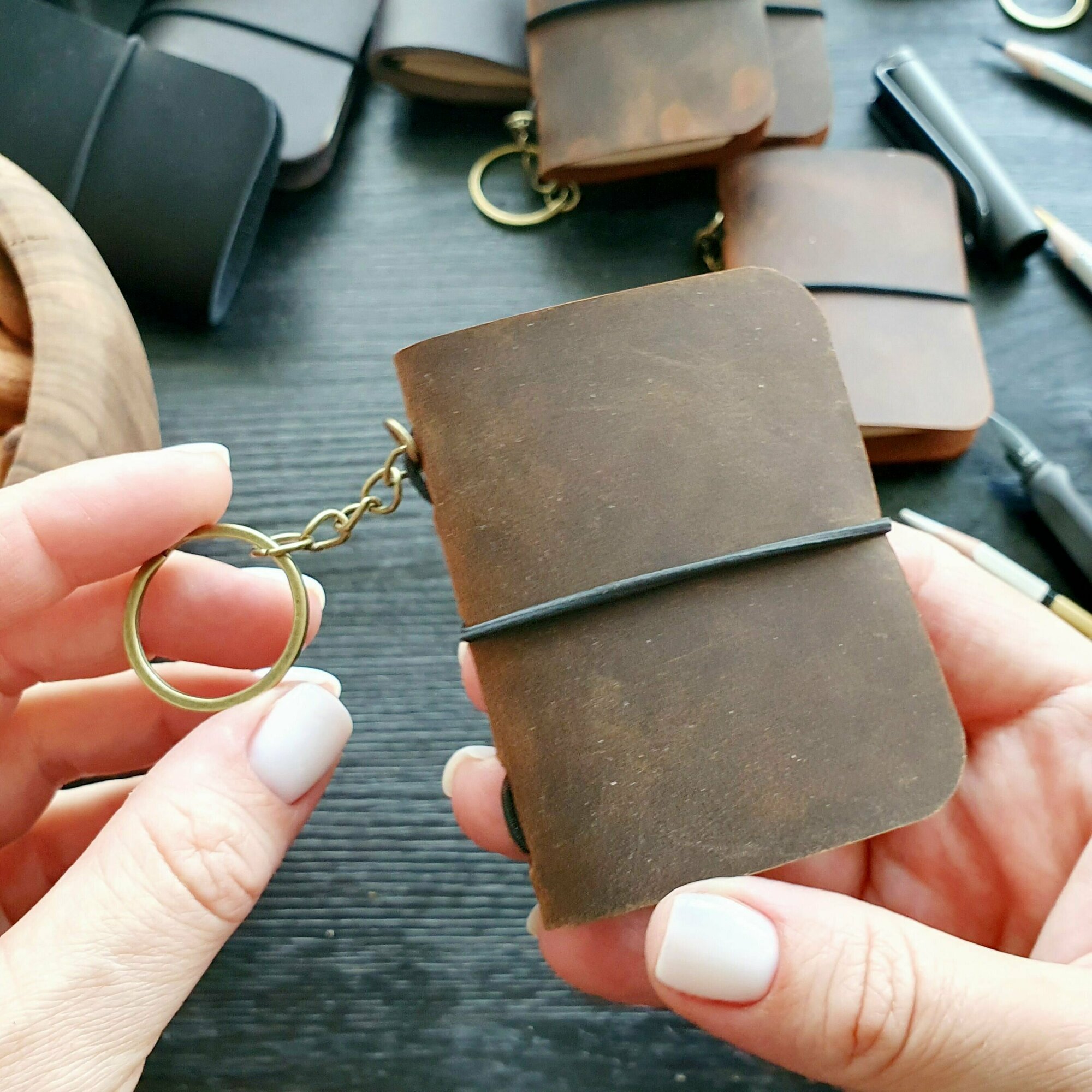 Кожаный блокнот А8 (6х7,5см) на цепочке с кольцом