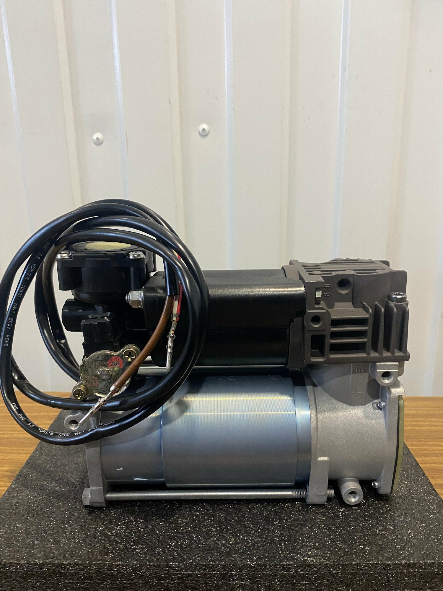 Компрессор пневмоподвески BMW X 5