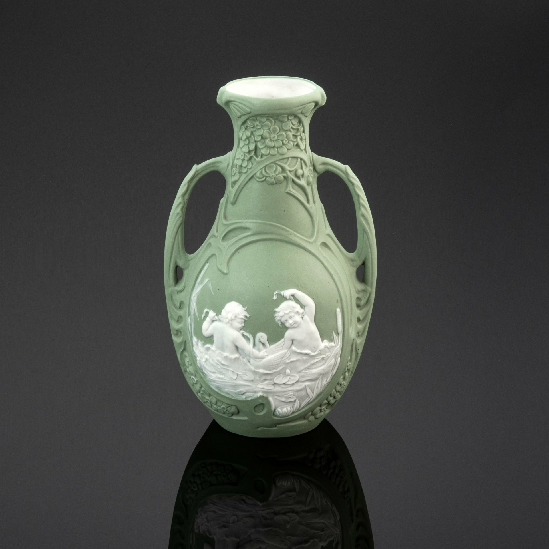 Ваза в стиле модерн "Купающиеся путти", бисквит, Российская империя, 1900-1910 гг.