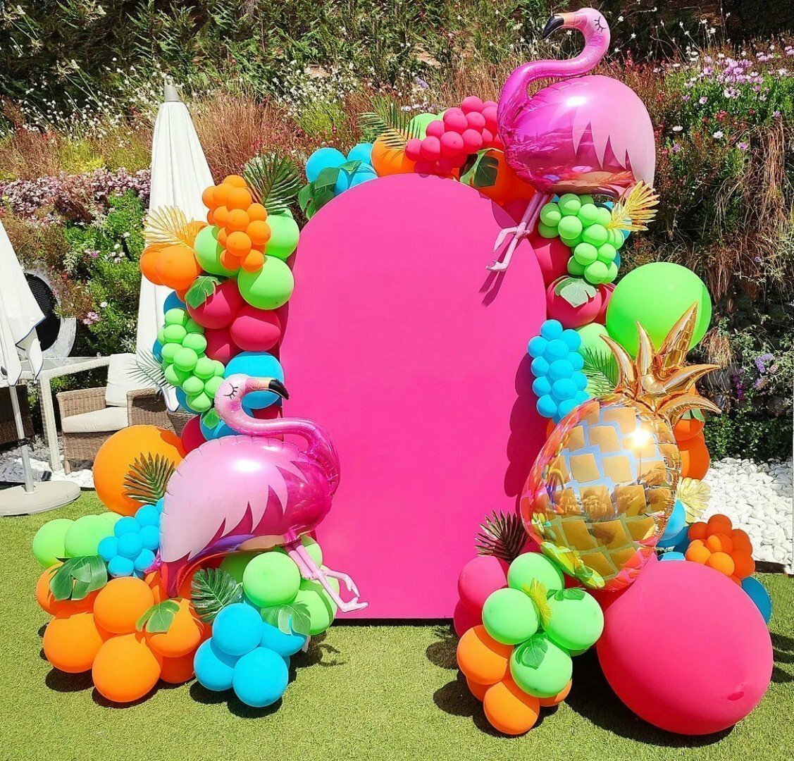 Фотозона из шаров "Яркие краски с фламинго и ананасом"