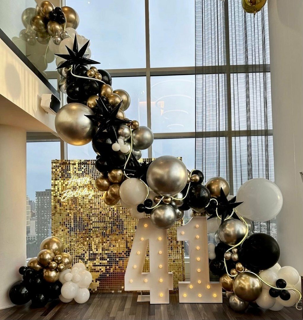 Черно-золотая фотозона с гирляндой из шаров "Old money"