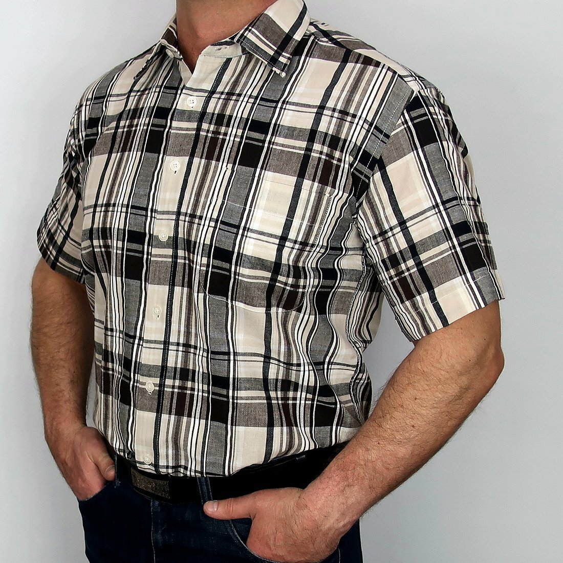 Рубашка Рубашка мужская с коротким рукавом, прямая классическая, светлая сорочка, на пуговицах, рубаха на любой сезон, стильный фасон одежды, коричневая, клетка, с карманом, летняя