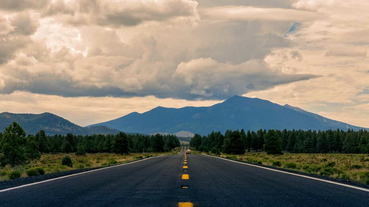 Картина на холсте 110x60 LinxOne "Дорога горы облака автомобиль" интерьерная для дома / на стену / на кухню / с подрамником