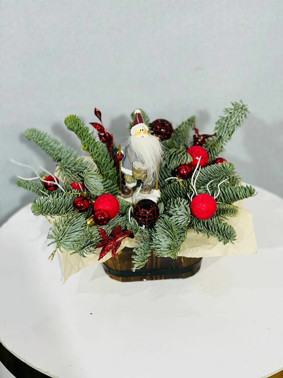 Новогодний декор в деревянном кашпо с сувениром "Дед Мороз"из елки, живая елка, нобилис