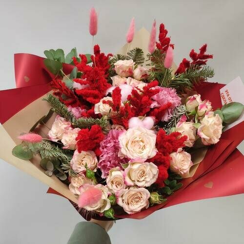 Букет зимний, живой хвоей с кустовой розой, розовым хлопком и декоративными ветками