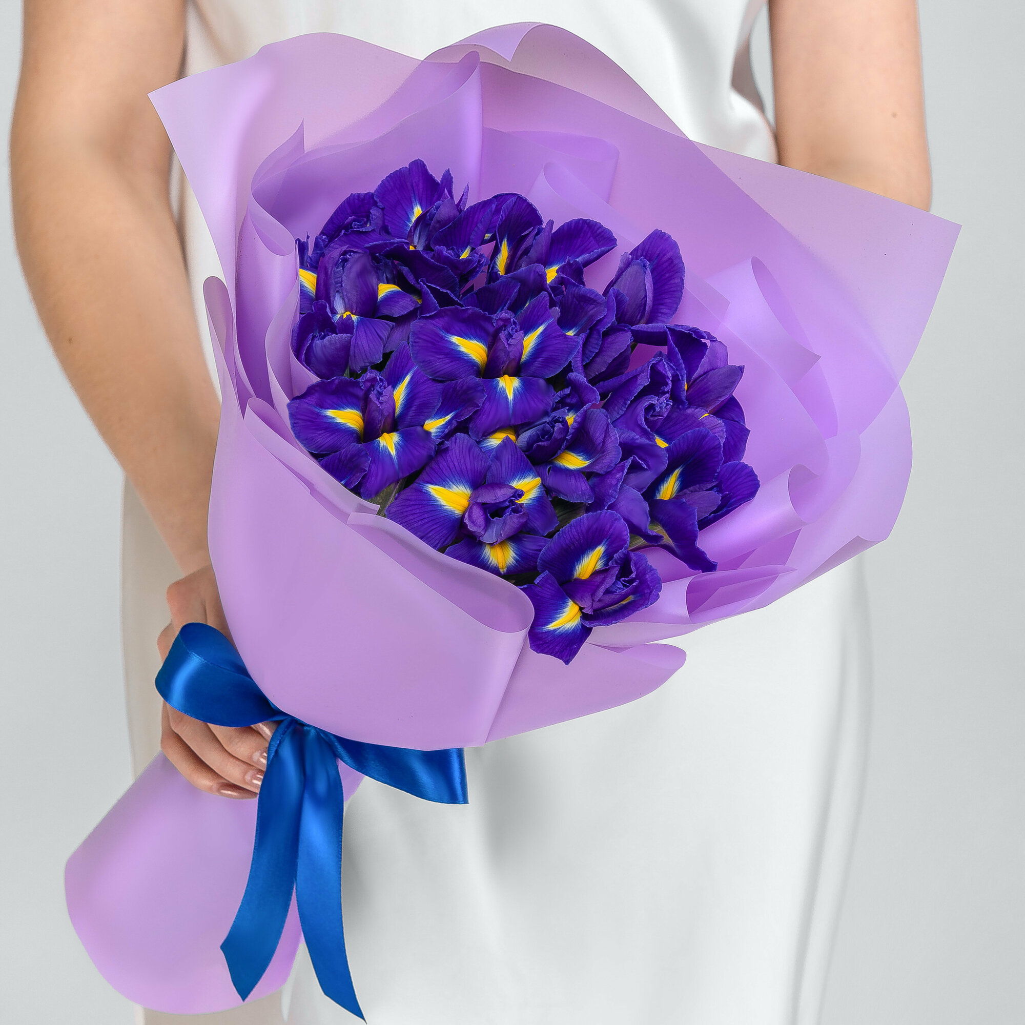 Букет Мегацвет24 "Ирис", 19 цветов, синий, сборка в дизайнерскую упаковку