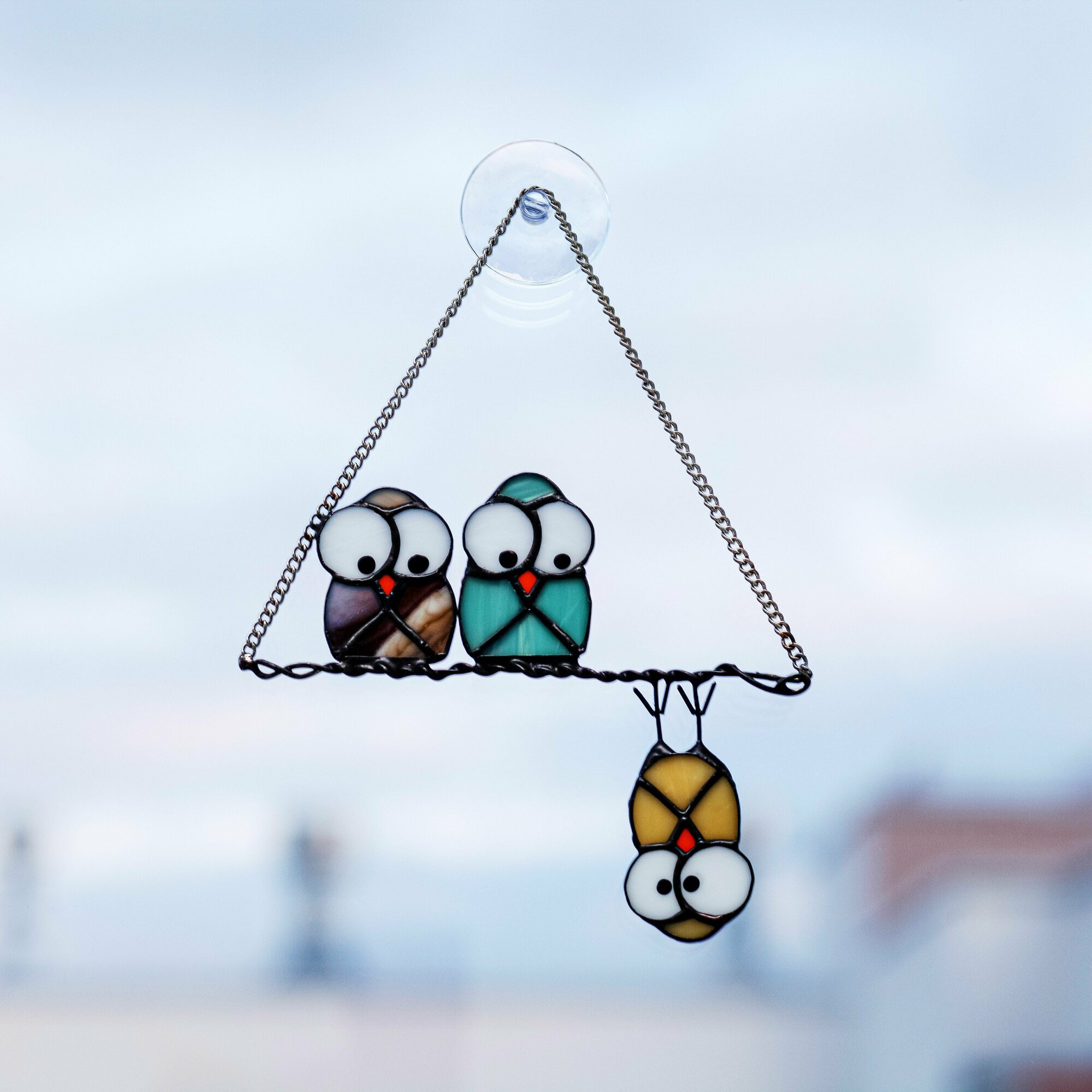 Украшение подвесное интерьерное. Ловец солнца из витражного стекла. Смешные совы