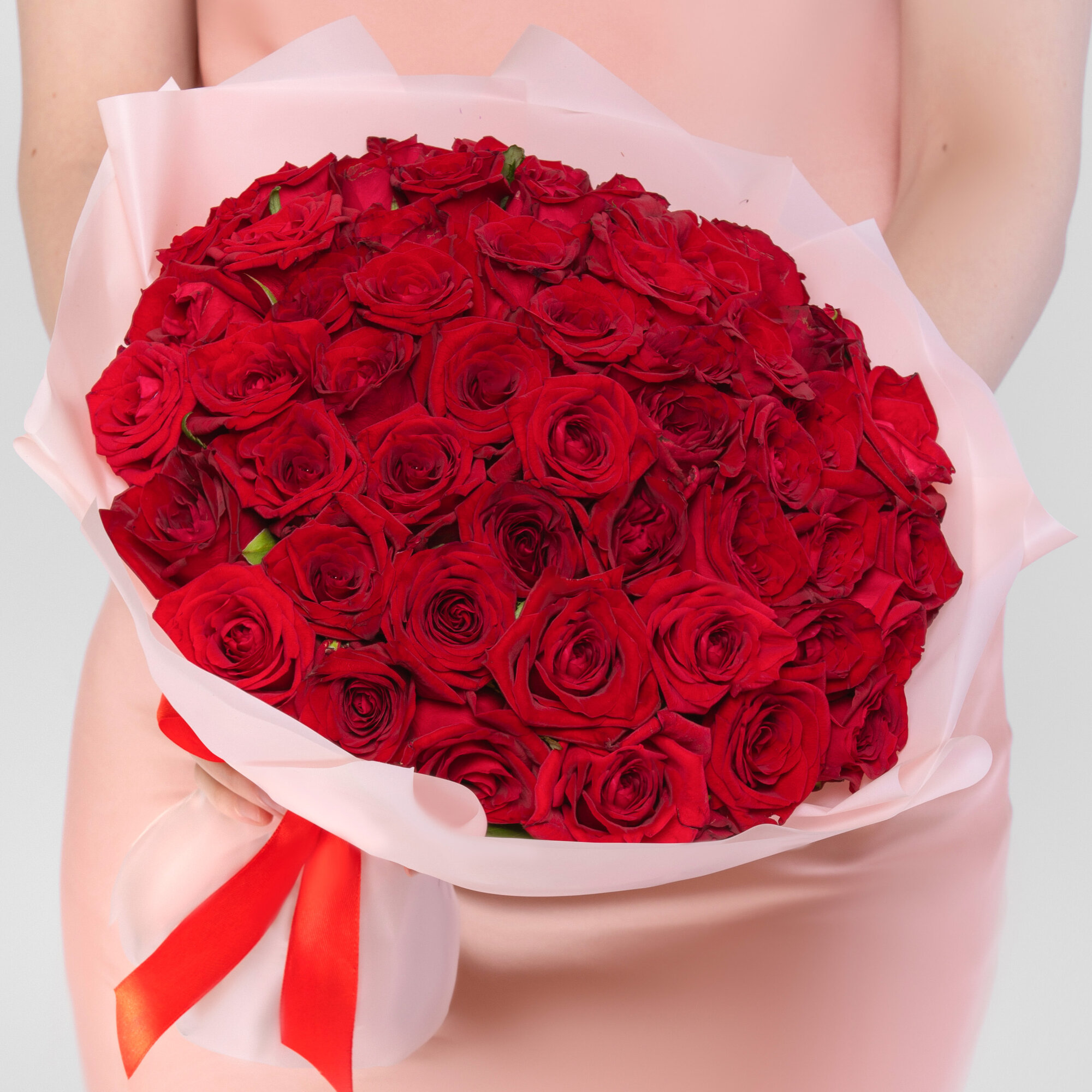Букет Мегацвет24 "Ред Наоми", 51 красная роза, 30 см, дизайнерская упаковка