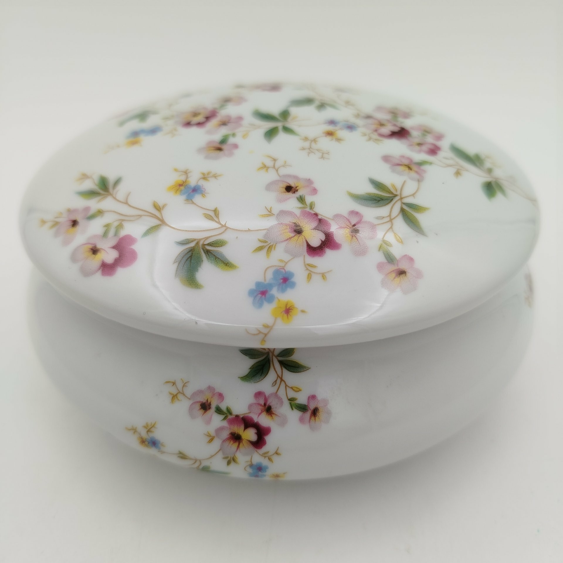 Бонбоньерка округлой формы с цветочным декором, Decors de Paris manufacture d articles cadeaux porcelaine