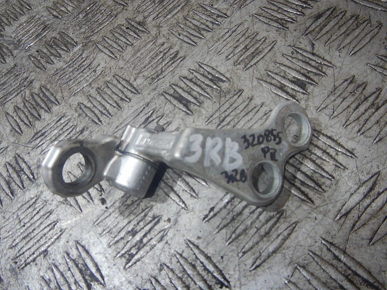 Б/У Петля двери задней правой верхняя, Ford (Форд)-FOCUS 2 (05-08) FORD FOCUS 2 (05-08) Без повреждений. 320855 FORD арт...