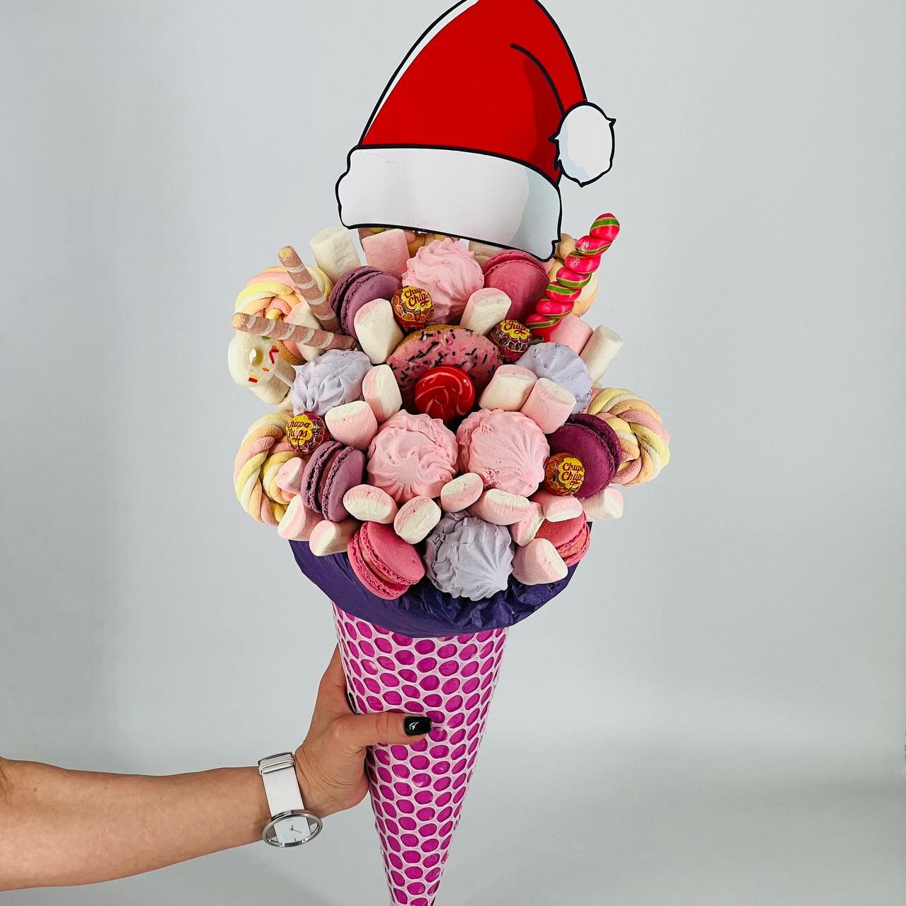Новогодний сладкий букет рожок из зефира и макаронс, подарок на Новый год