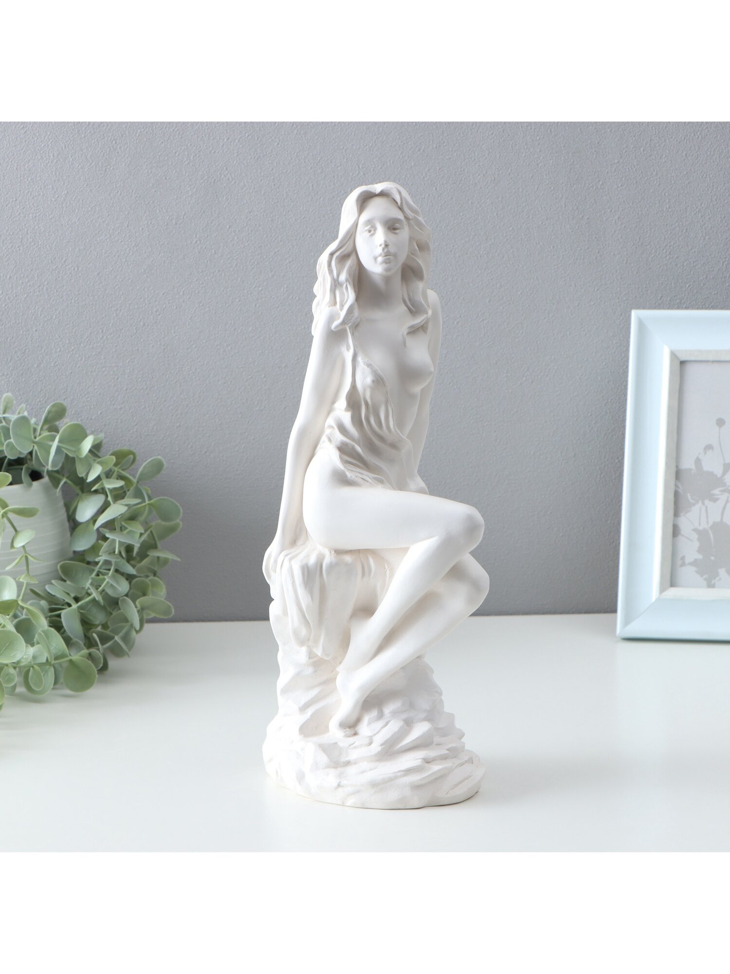 Фигура "Девушка на скале большая" белая 32см