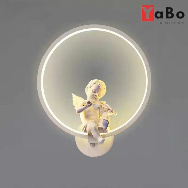 Персонализированный настенный светильник в виде ангела в спальне