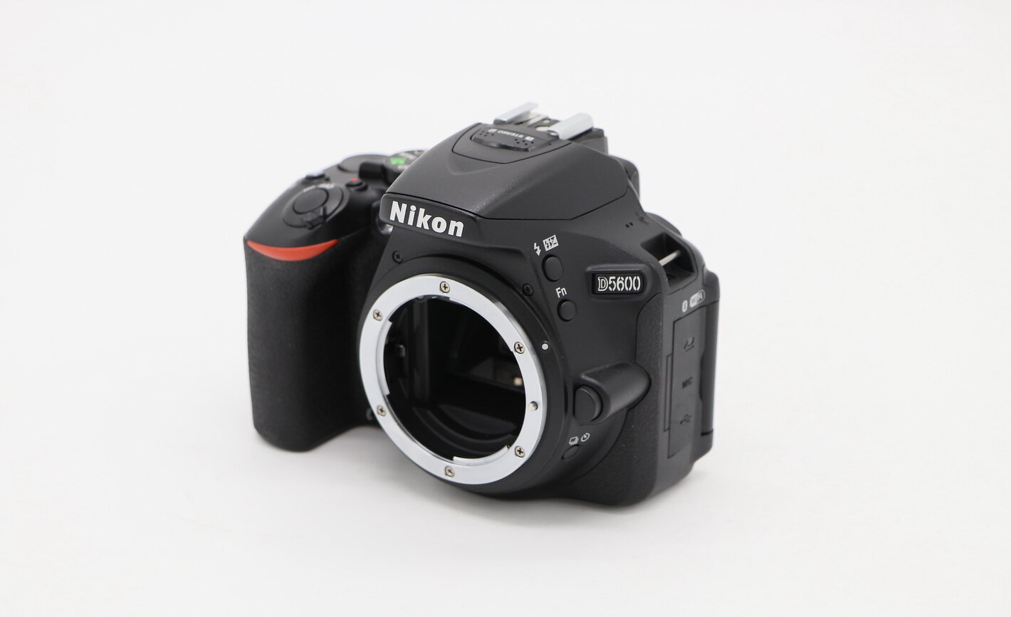 Фотоаппарат Nikon D5600 body (пробег 870 кадров)