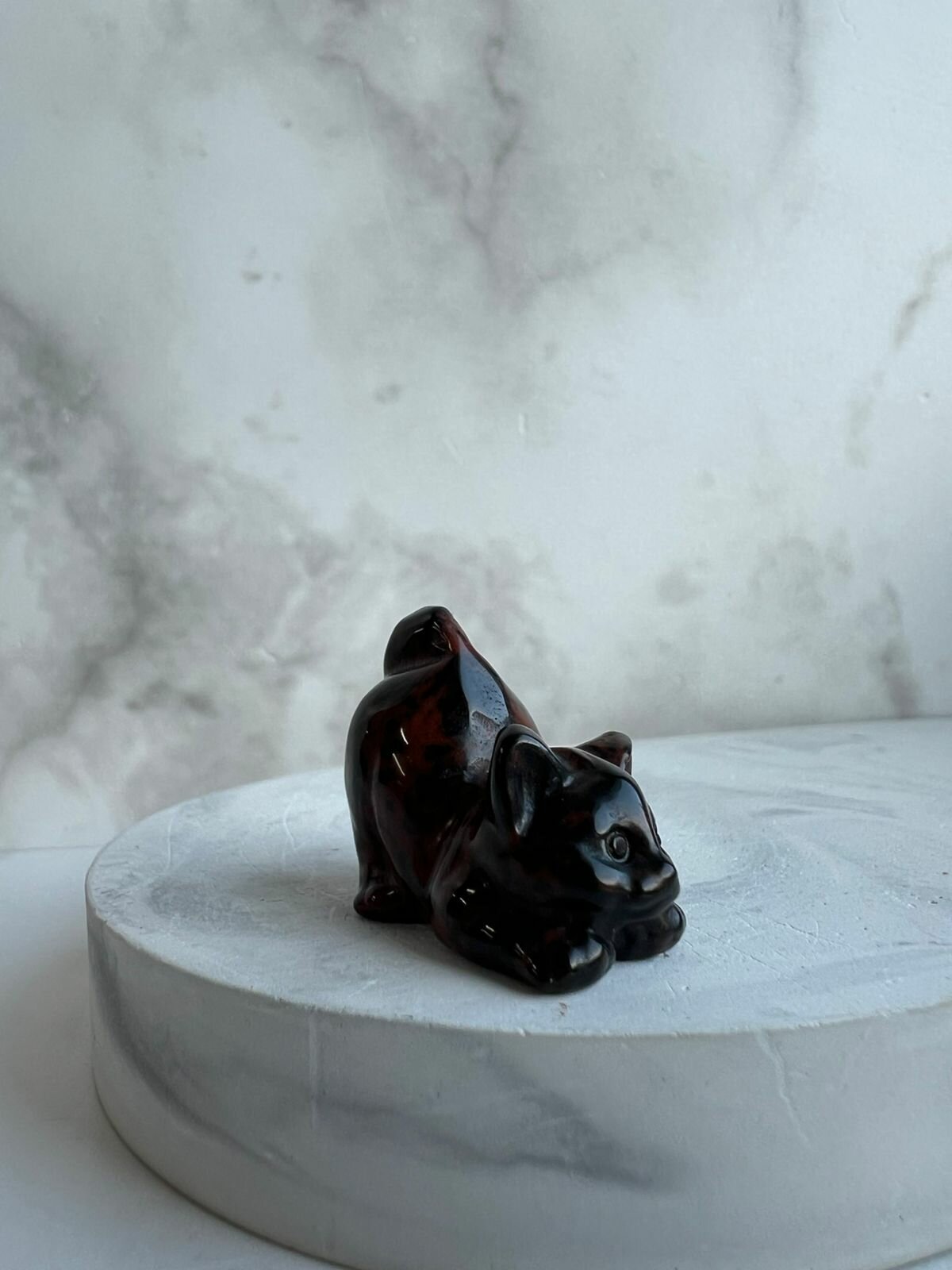 Фигурка-сувенир "Котик малый играет" из натурального камня обсидиан коричневый , 25х30 мм.