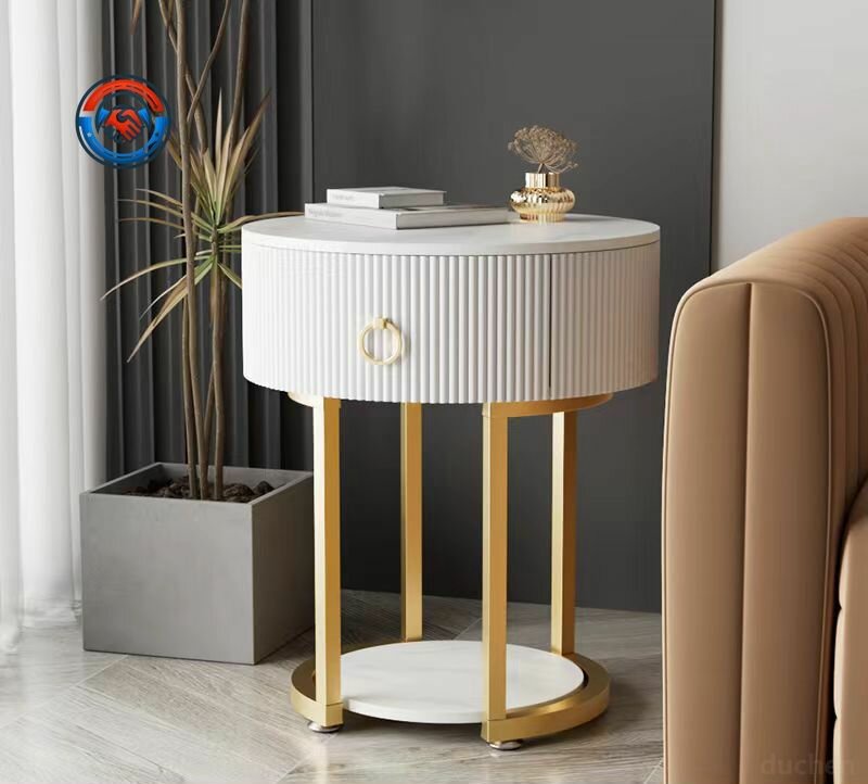 Прикроватная тумба с ящиком и полкой, удобная для хранения книг и зарядки, компактная модель для спальни, стильная и функциональная мебель