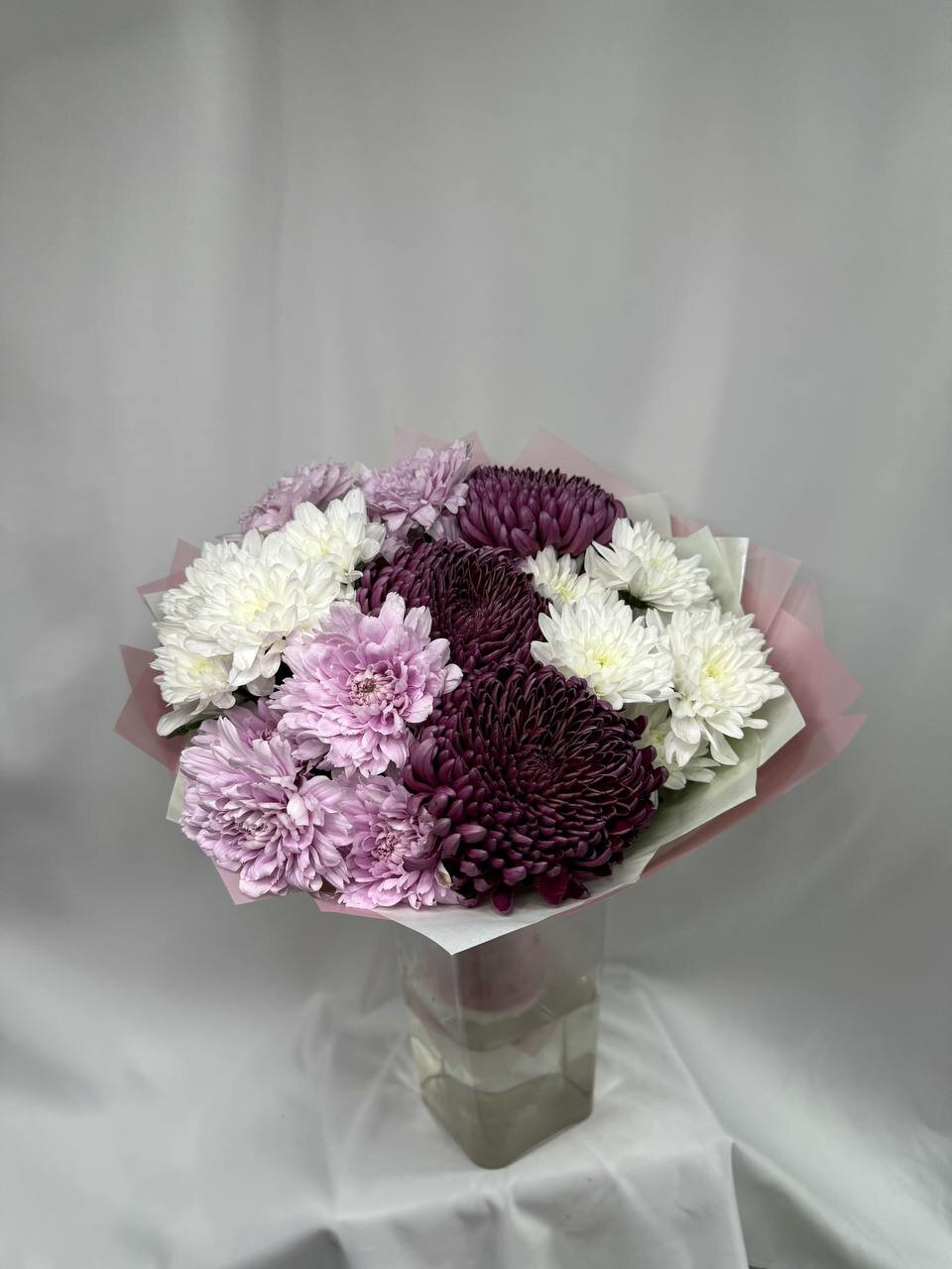 Букет «Хризантемы» в подарочной упаковке - открытка и шарик в подарок