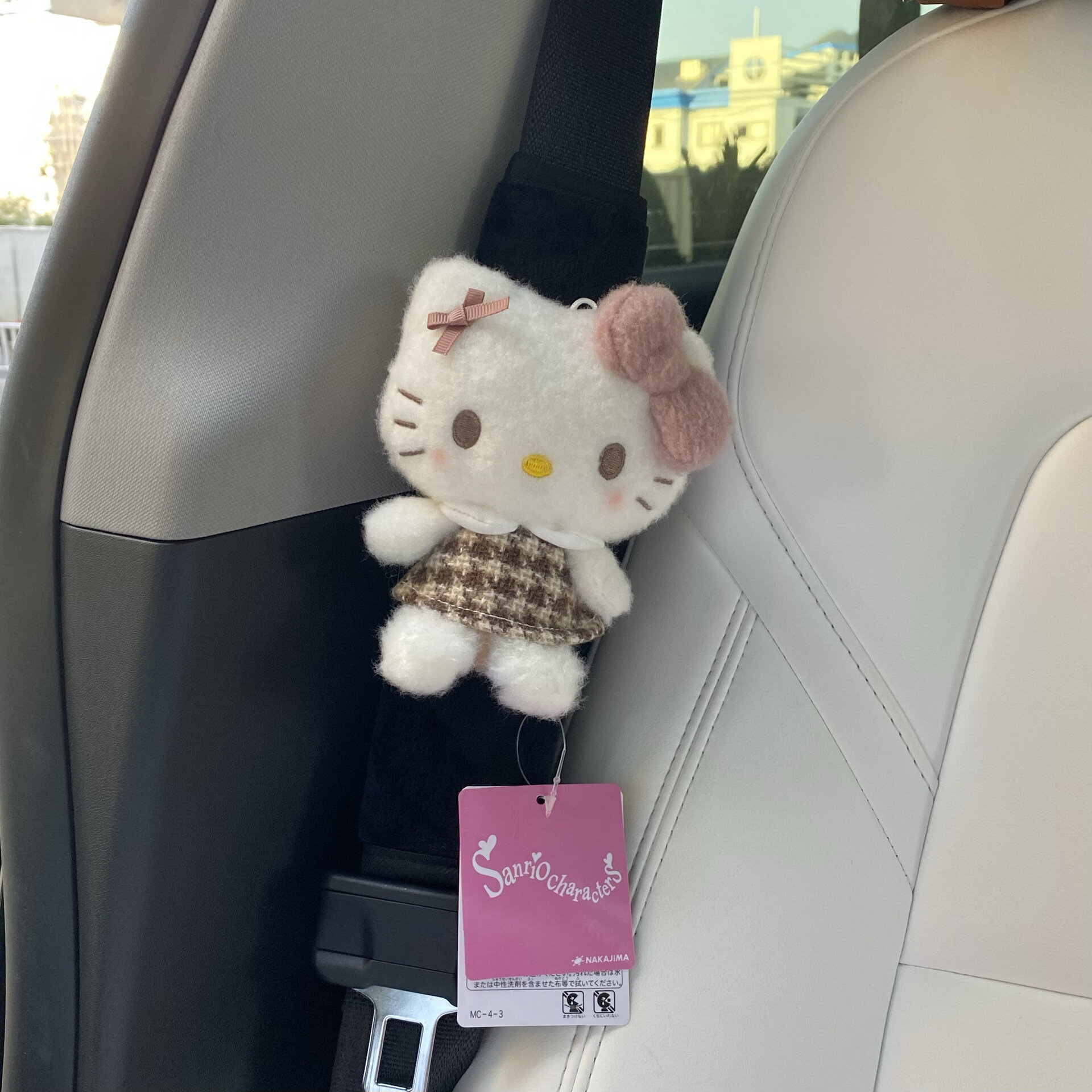 Юбка в клетку Sanrio, подушка для ремня безопасности Hello Kitty, милый мультяшный плюшевый защитник для автомобиля, подарок для автомобиля