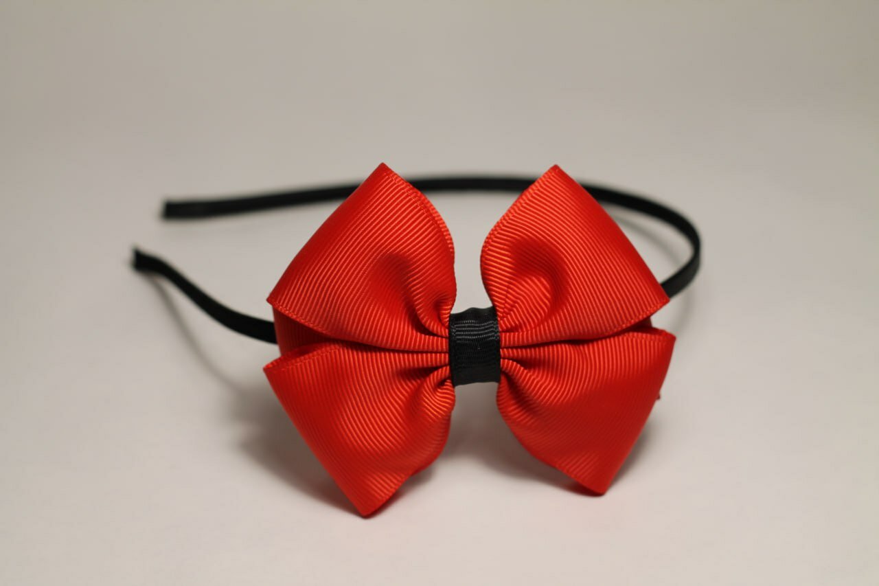 Ободок с красным бантиком ручной работы от бренда Bantichelli