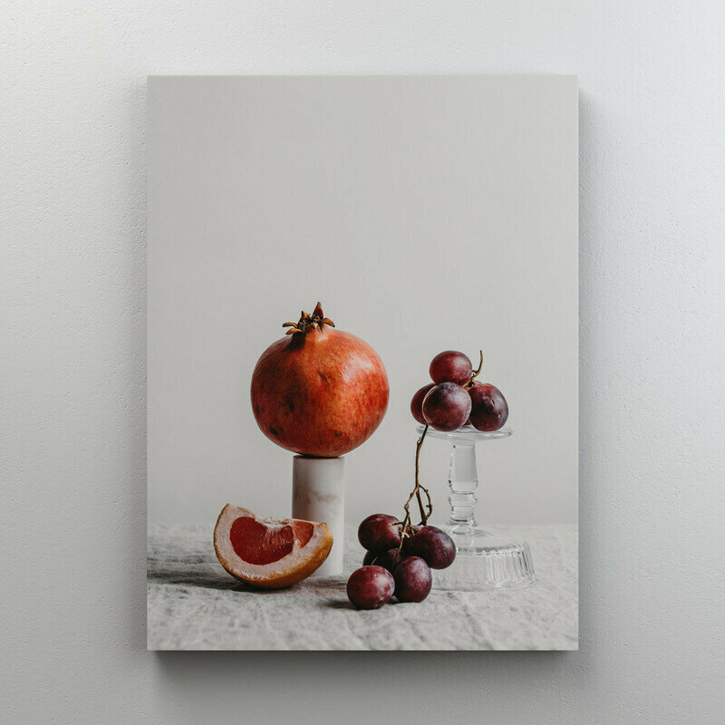 Интерьерная картина на холсте "Виноград, гранат и долька грейпфрута" размер 45x60 см