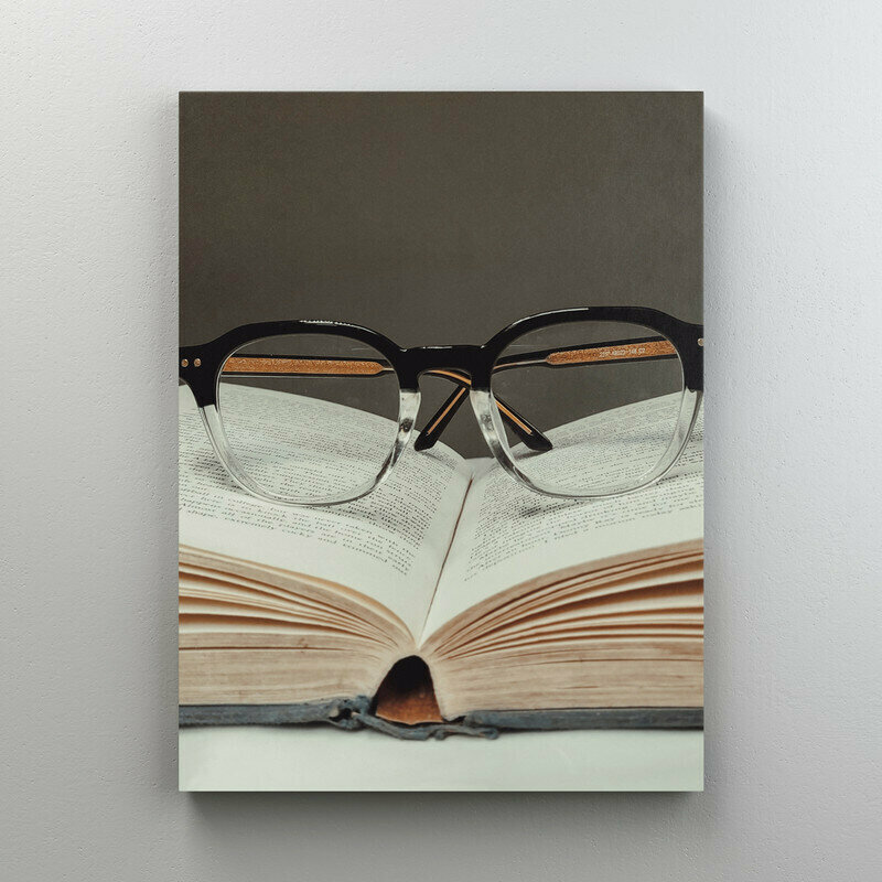 Интерьерная картина на холсте "Натюрморт - очки и книга", размер 22x30 см
