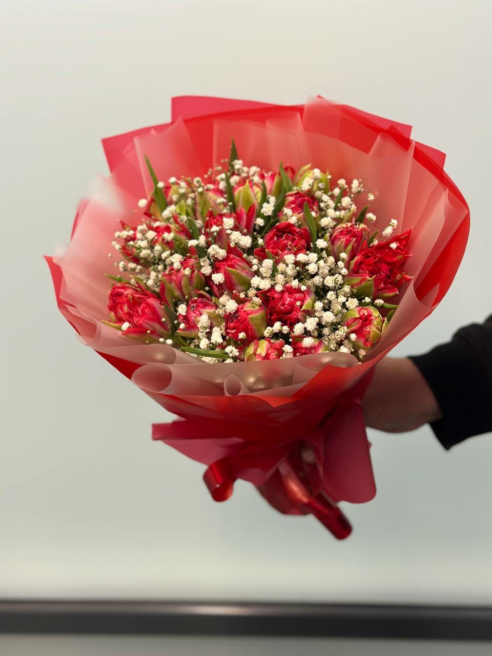 Букет wowflo "Бархатная Мягкость" , 35 Тюльпанов и Гипсофила, высота 40см