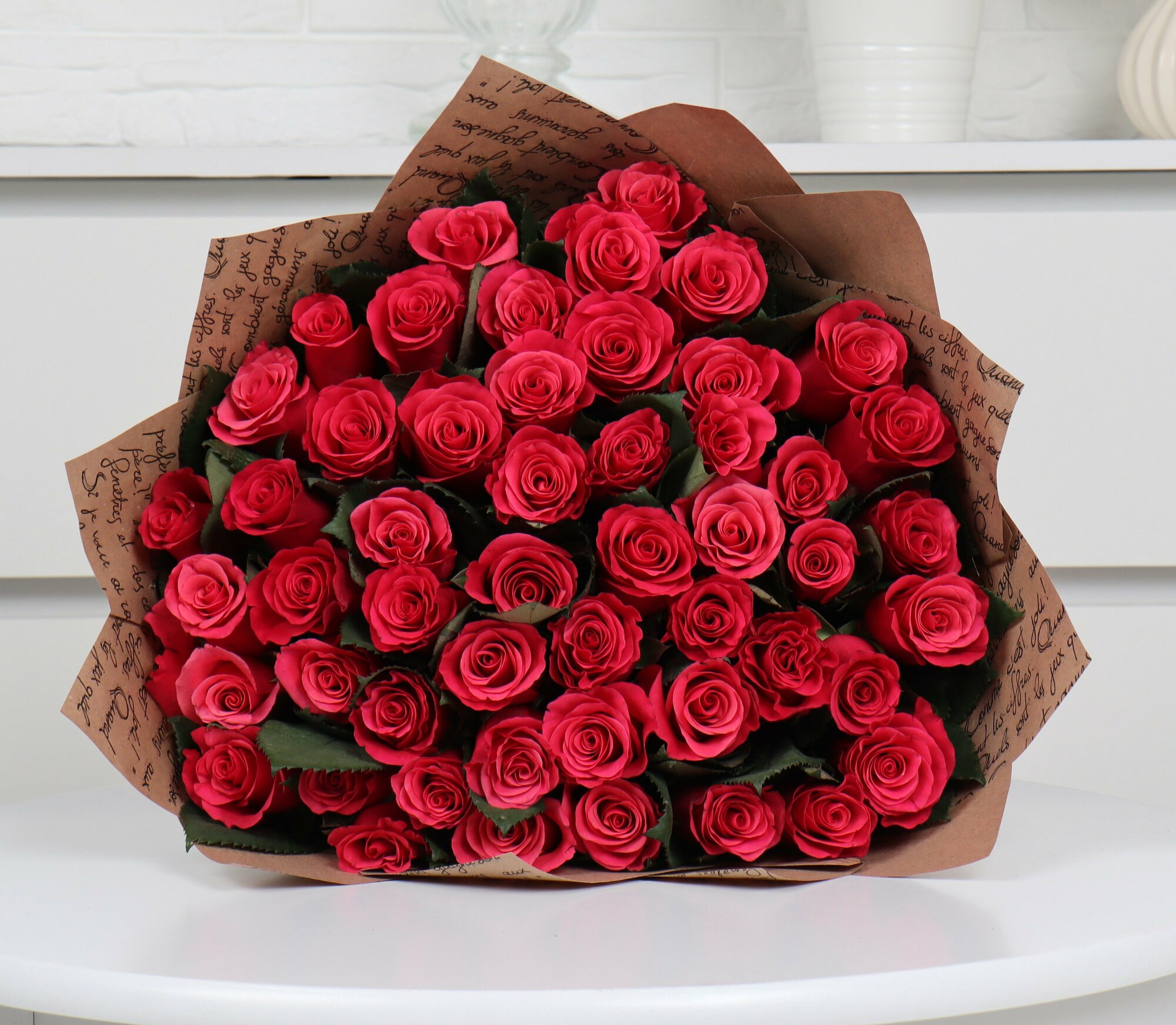 Монобукет THE FLOREAL малиновая роза 51 штука, высота 50 см, с бантом