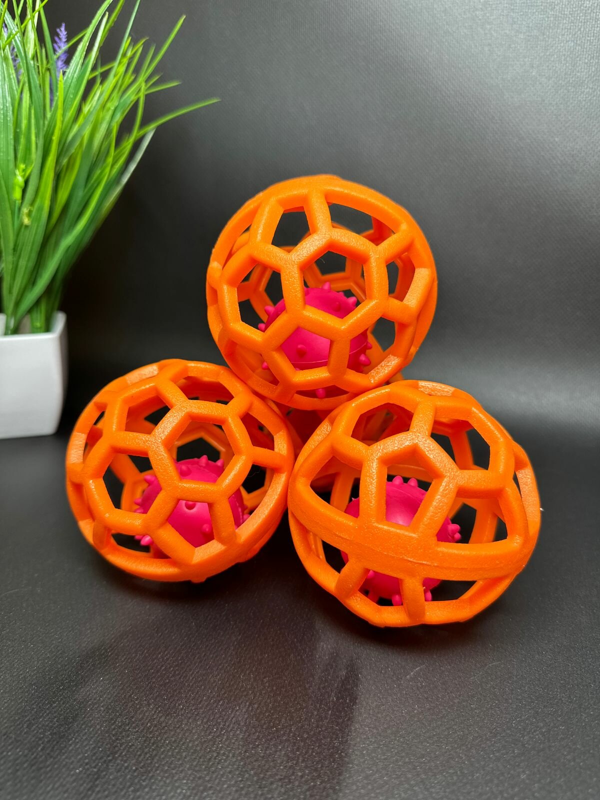 Мячик-погремушка для собак. Прочный прыгучий с бубенчиком внутри. Жевательный. Грызунок. Для любых размеров и пород. Для чистки зубов. Неубиваемый. Со звуком