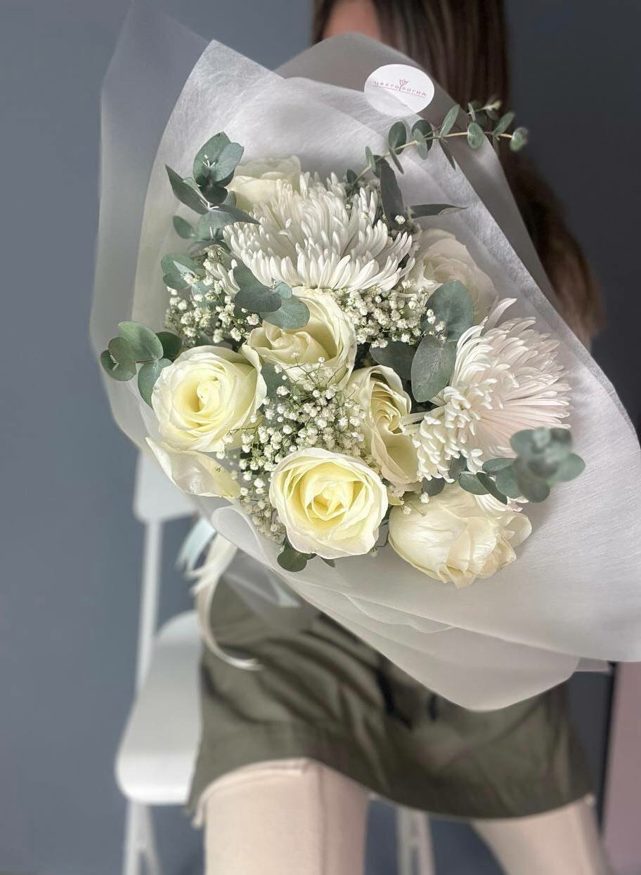 Авторский букет в нежно-белых тонах в подарочной упаковке от бренда Цветология