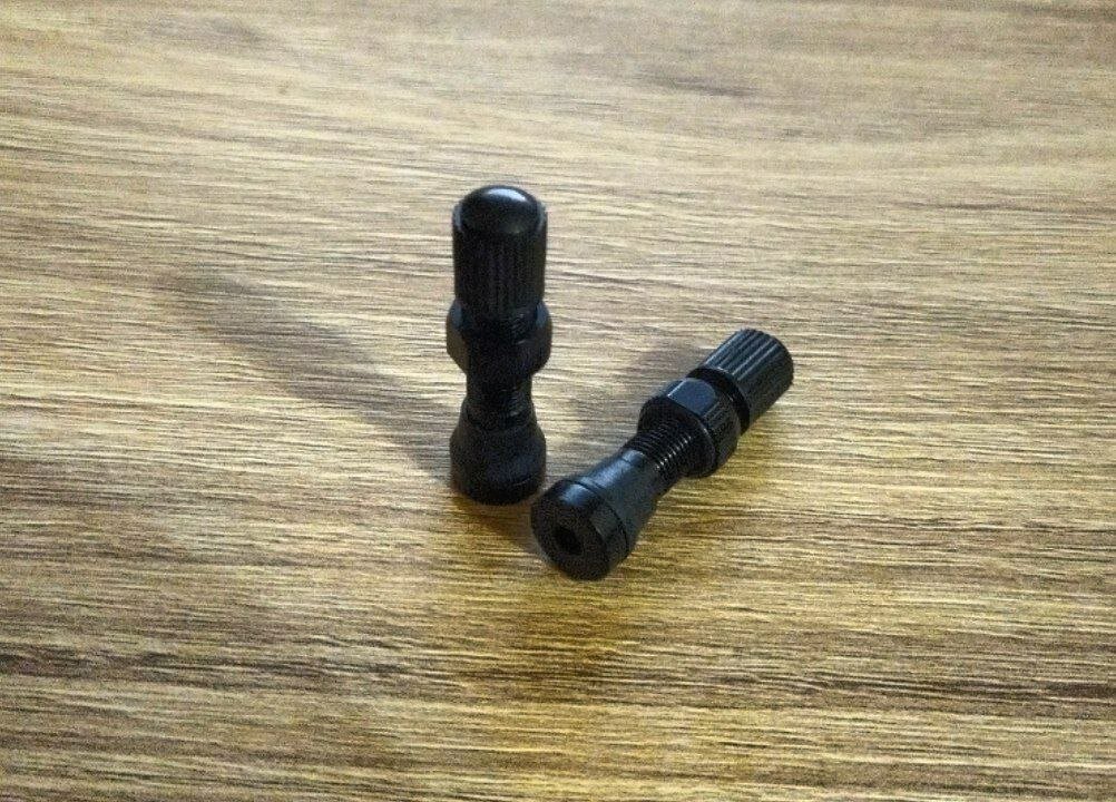 Комплект алюминиевых бескамерных ниппелей MULTI с колпачками черного цвета Shreder