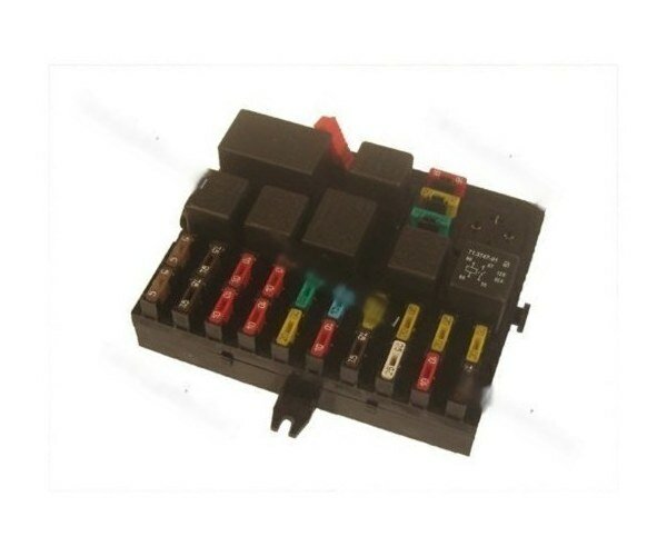 Блок предохранителей для ВАЗ 2110, 2123, Chevrolet Niva, артикул 391.3722М, обеспечивает защиту электросистемы автомобиля.