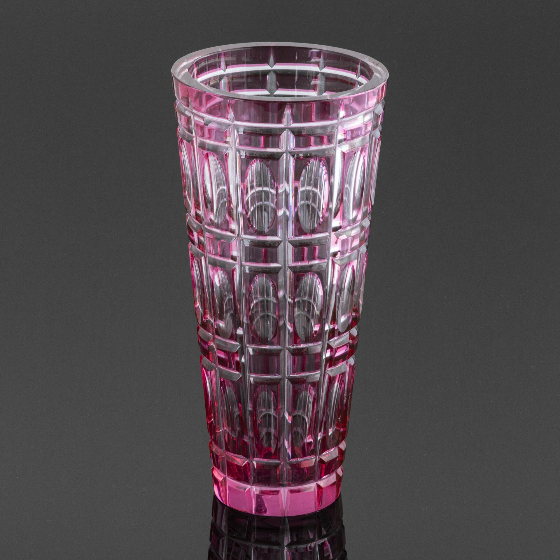 Ваза "Праздничная" розового цвета, автор А. А. Аствацатурьян, хрусталь, нацвет