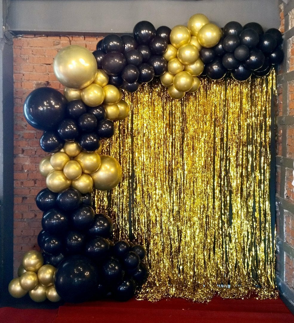 Фотозона из шаров с золотым дождиком