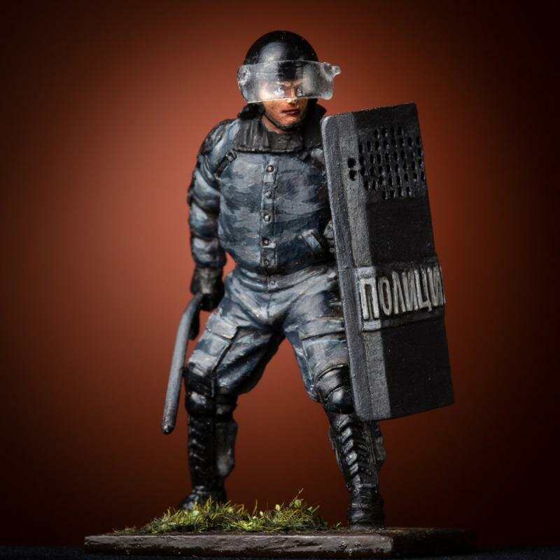 Оловянная миниатюра Сотрудник омон (Отряда милиции особого назначения) в защитной экипировке. 2012 год (ПР-62-01)