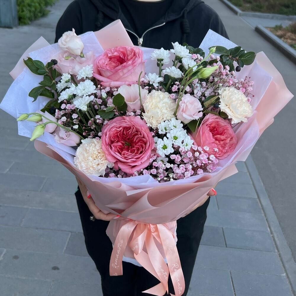 Букет из пионовидных роз, эустомы, гипсофилы и хризантемы сантини - римская роза