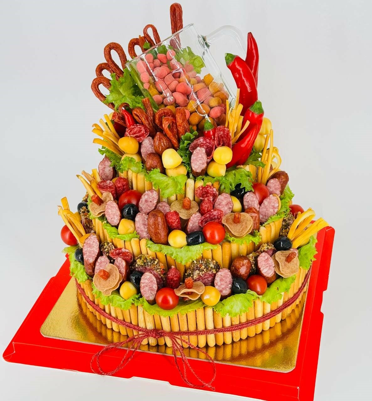 Большой подарочный колбасный торт с закусками и пивной кружкой