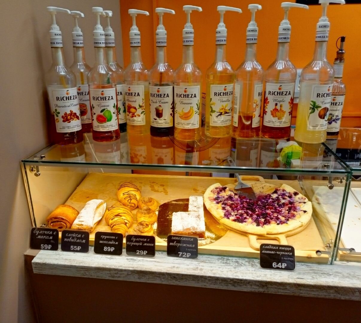 Кондитерская настольная витрина с подсветкой