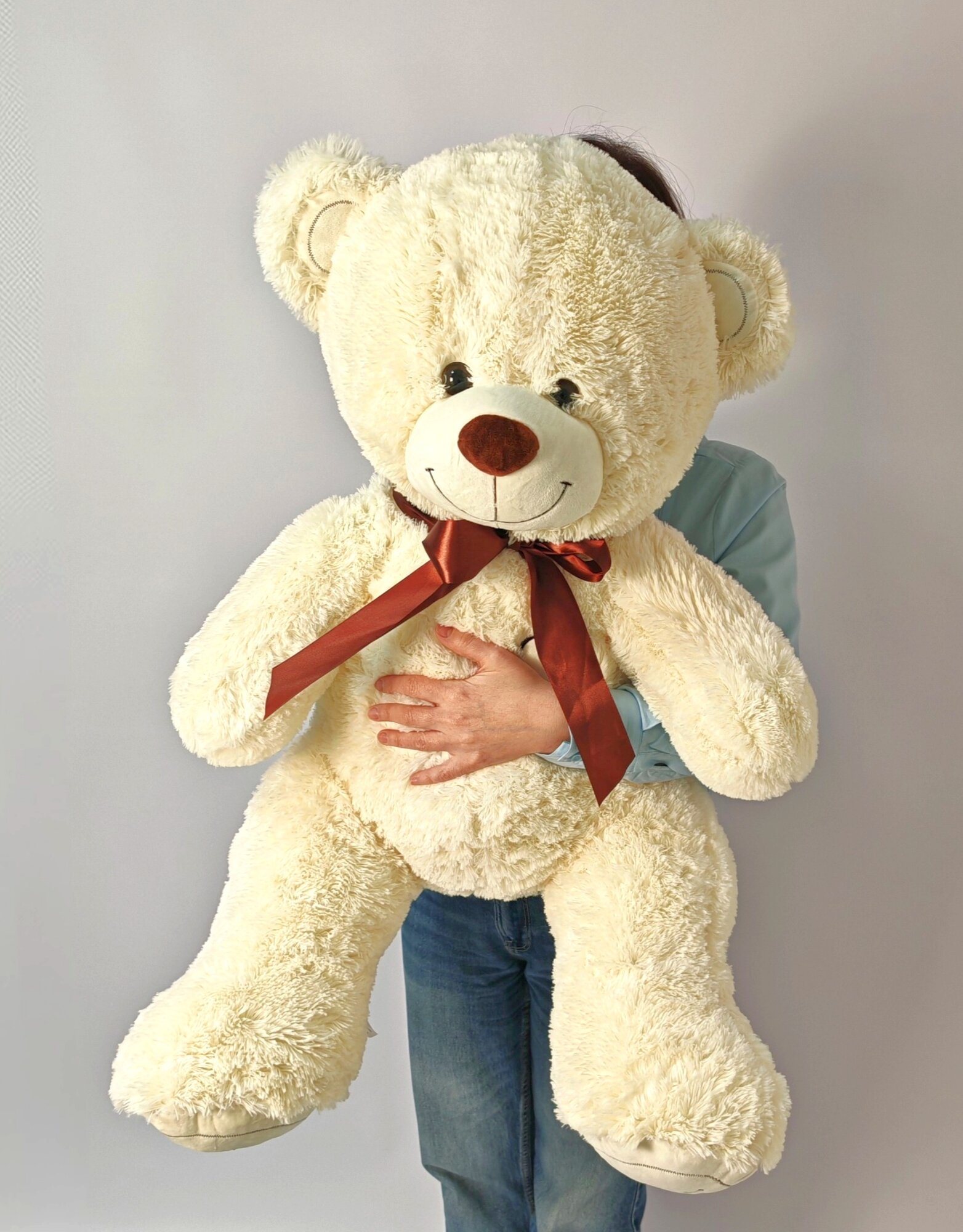 Плюшевый медведь 120 см, молочного цвета. С ленточкой и надписью I Love You на лапах.