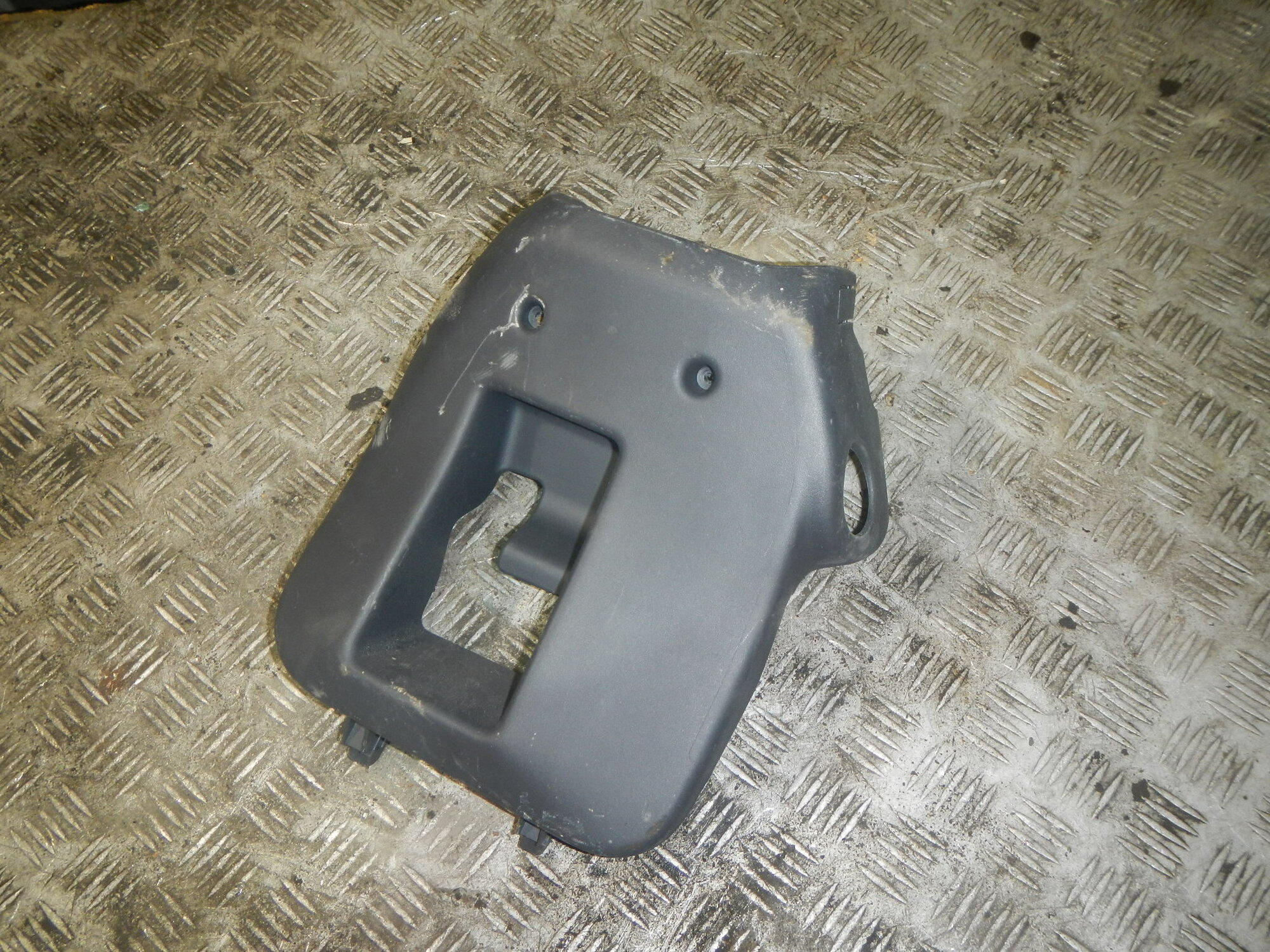 Б/У Кожух рулевой колонки нижний, Renault (Рено)-LOGAN (14-) RENAULT LOGAN (14-) Царапины. 548493 RENAULT арт. 484722010R