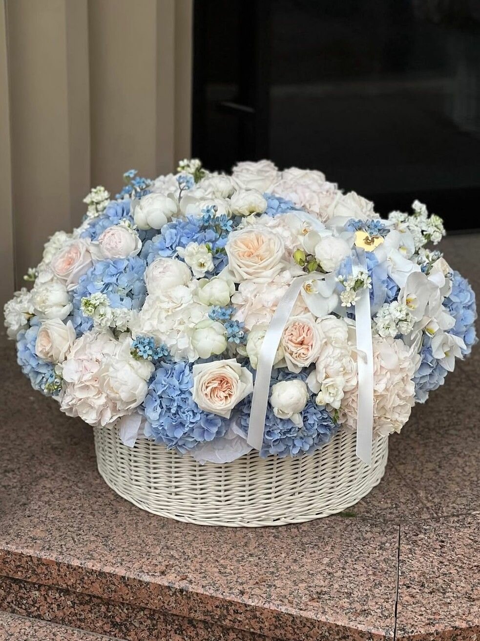 Композиция в корзине «Нежная корзина», 75 цветков, 45 см х 65 см, цвет: белый/голубой