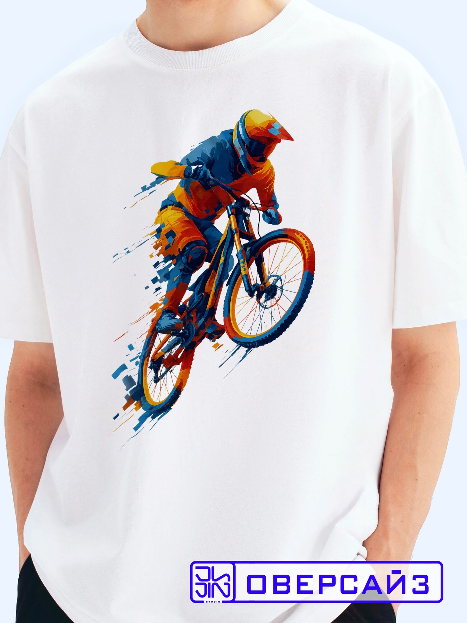 Футболка оверсайз мужская с принтом Крутой оранжевый, синий велосипедист в уличном экстриме на горном велосипеде, белый хлопковый трикотаж с прикольным рисунком на груди
